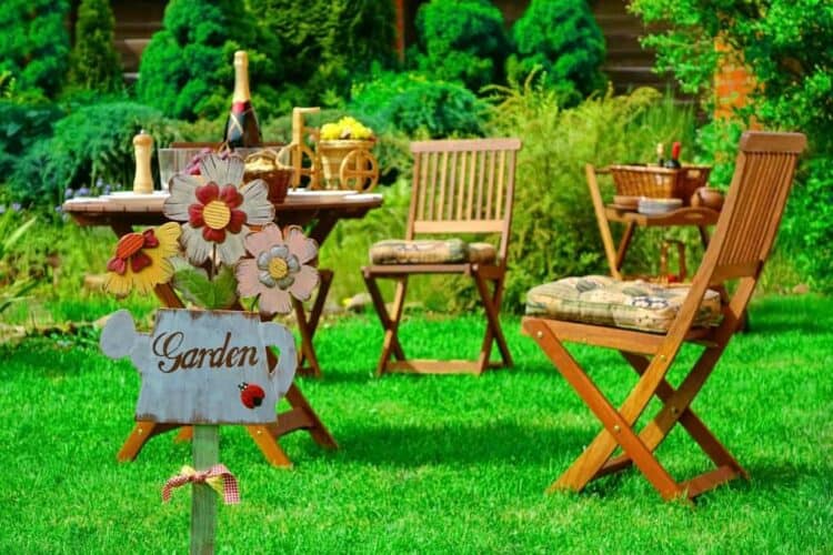 Top Tips to Make Your Summer Backyard Party a Success - Noshing With ...